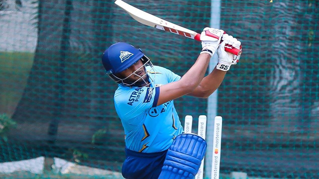 7 चौकार-11 षटकार, Urvil Patel याचं 28 चेंडूत स्फोटक शतक, गेल-पंतचा ...