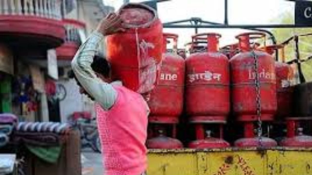 वाहनात बेकायदेशीरपणे गॅस भरणे पडले महागात, गॅस सिलेंडरचा स्फोट, तिघांचा ...