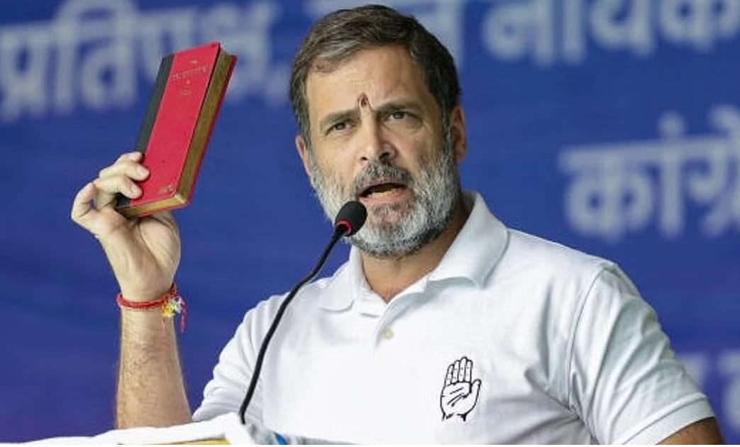 Rahul Gandhi : सावरकरांनी संविधानापेक्षा मनुस्मृतीला वरचं स्थान दिलं ...