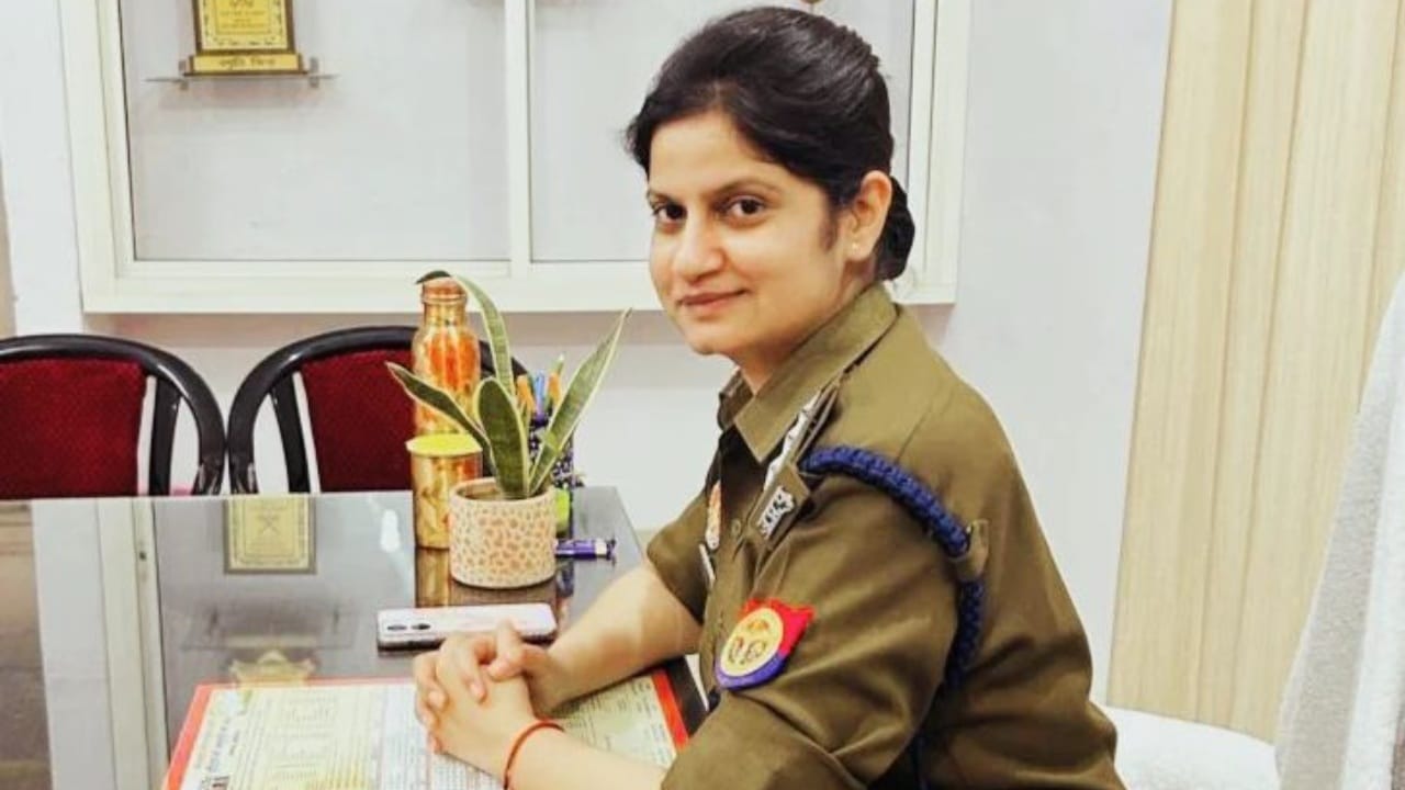 ज्या महिलेला अशिक्षित समजलं, 'ती' निघाली IAS अधिकारी, वाचा नेमक काय ...