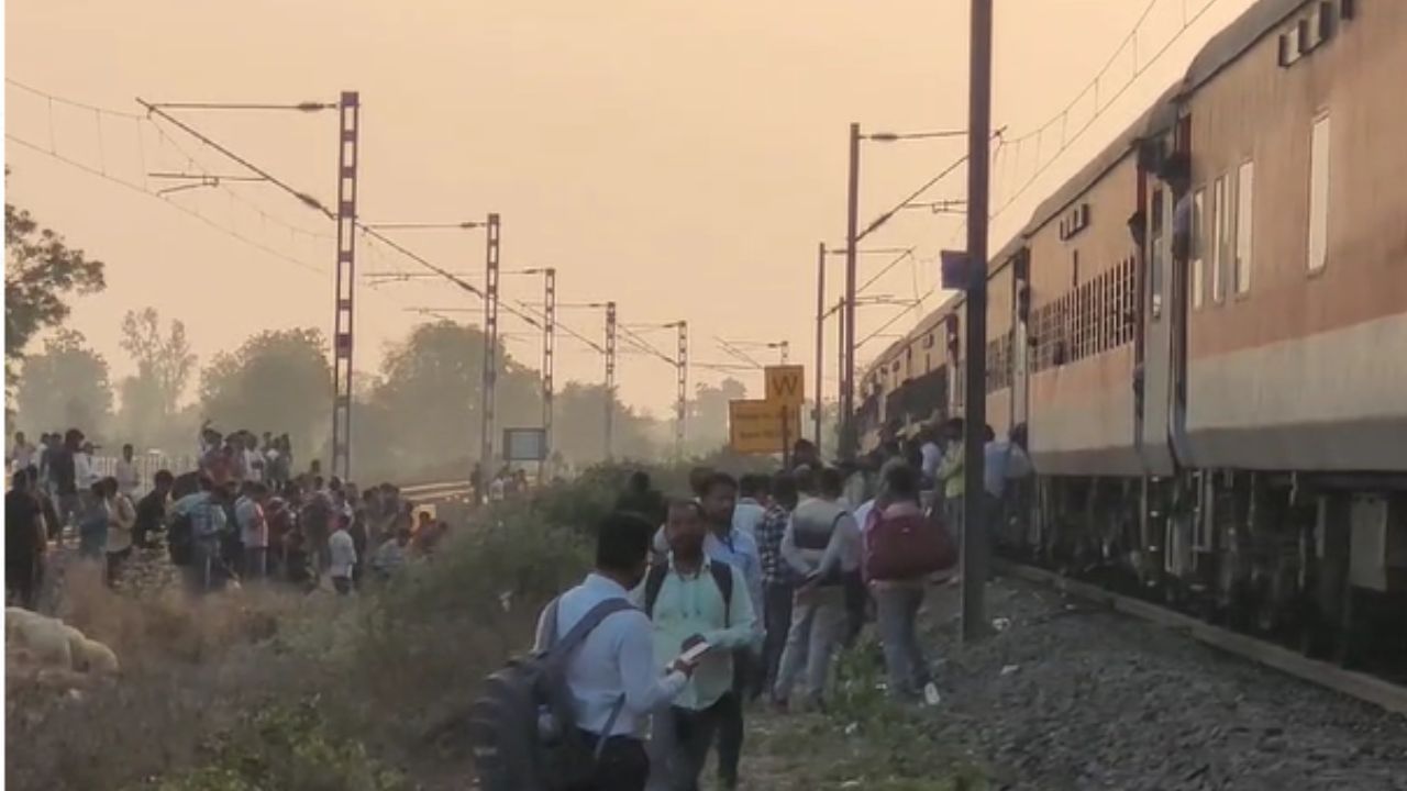 Pushpak Express accident : जळगावमध्ये भीषण रेल्वे दुर्घटना, एक्स्प्रेसनं अनेकांना चिरडलं ...