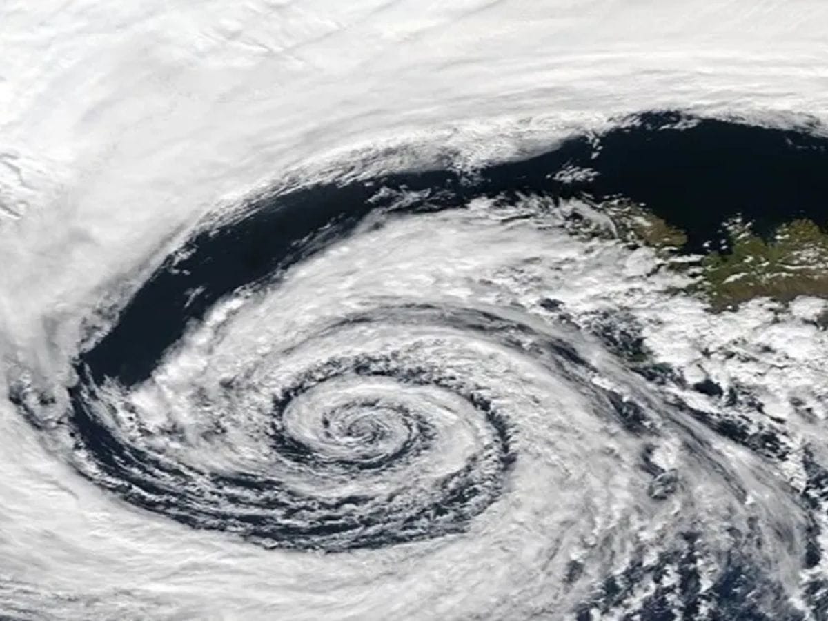Cyclone Eowyn : 183 किमी वेगानं धडकणार चक्रीवादळ, रेड अलर्ट जारी ...