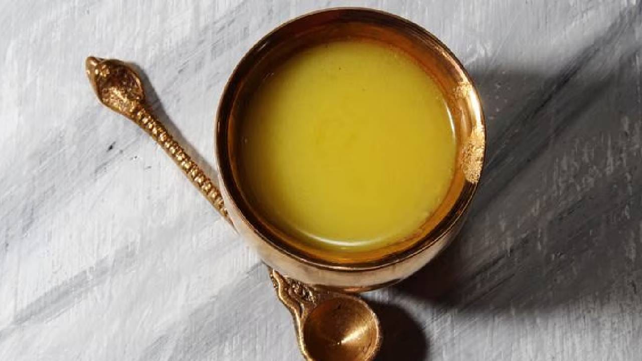 एक चमचा तूप तुमच्या आरोग्यासाठी संजीवनी; फायदे ऐकून व्हाल थक्क ...