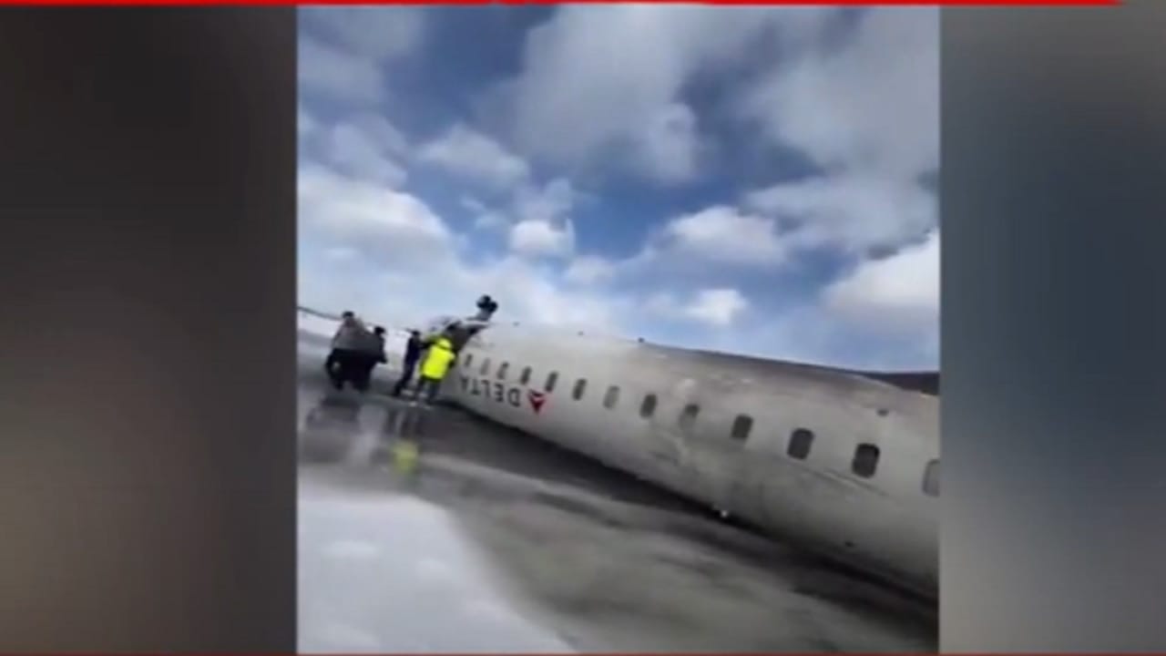 Delta Air Lines Accident Video : 80 प्रवाशांना घेऊन जाणारं प्लेन क्रॅश ...