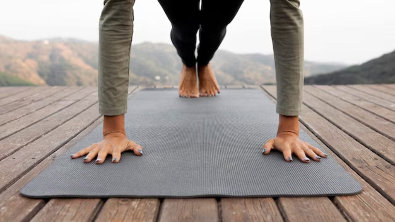 योगा करताना फक्त मॅटच का वापरला जातो? यामध्ये दडलंय मोठं गुपित ...