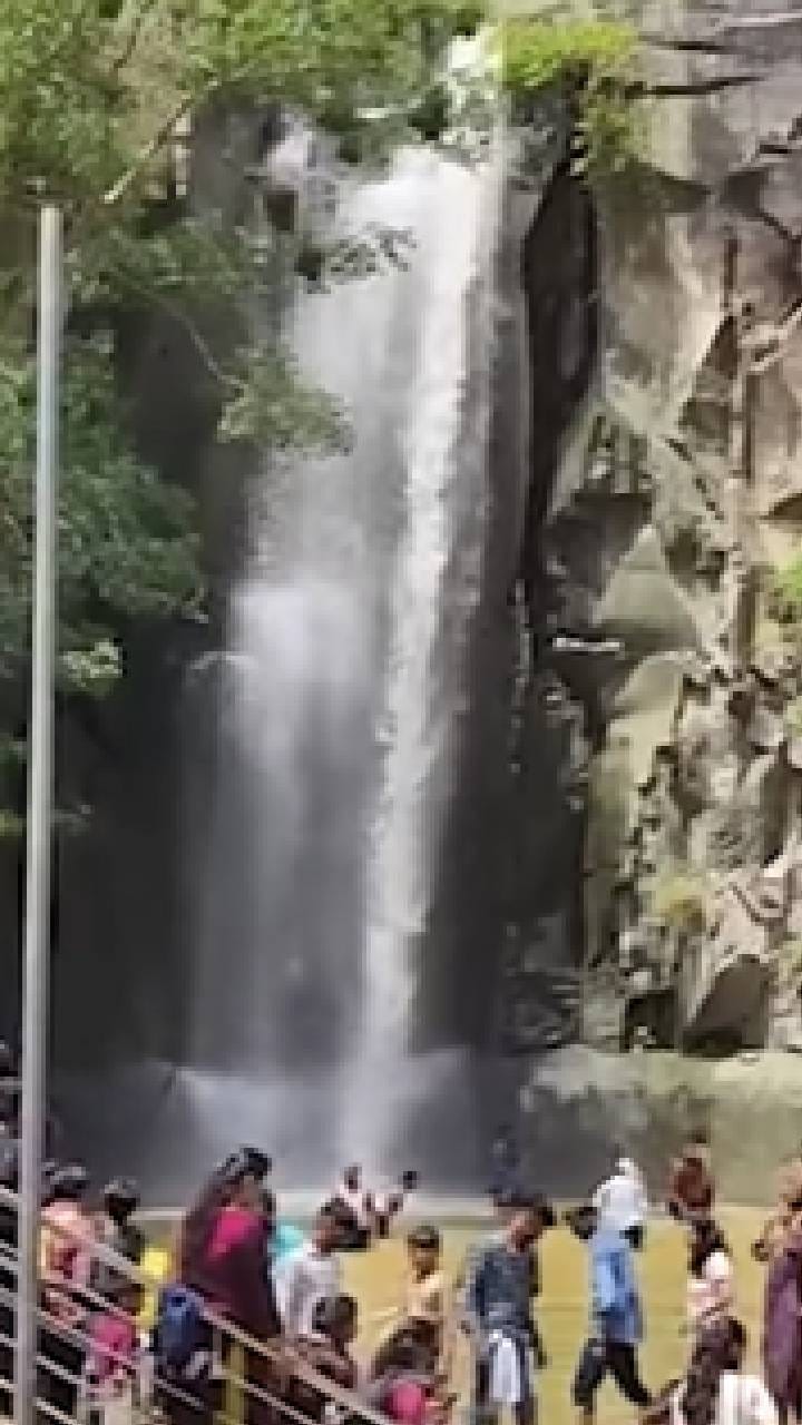 कपिलधार येथील धबधबा प्रवाहित, पर्यटकांची गर्दी beed kapildhar waterfall ...