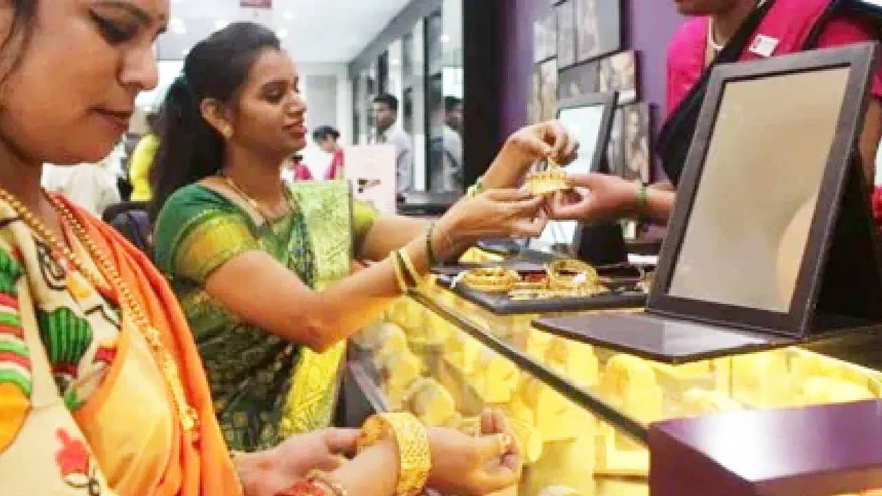 Gold Rate : ग्राहकांना डबल लॉटरी! सोने आणि चांदीने आनंदवार्ता दिली ...