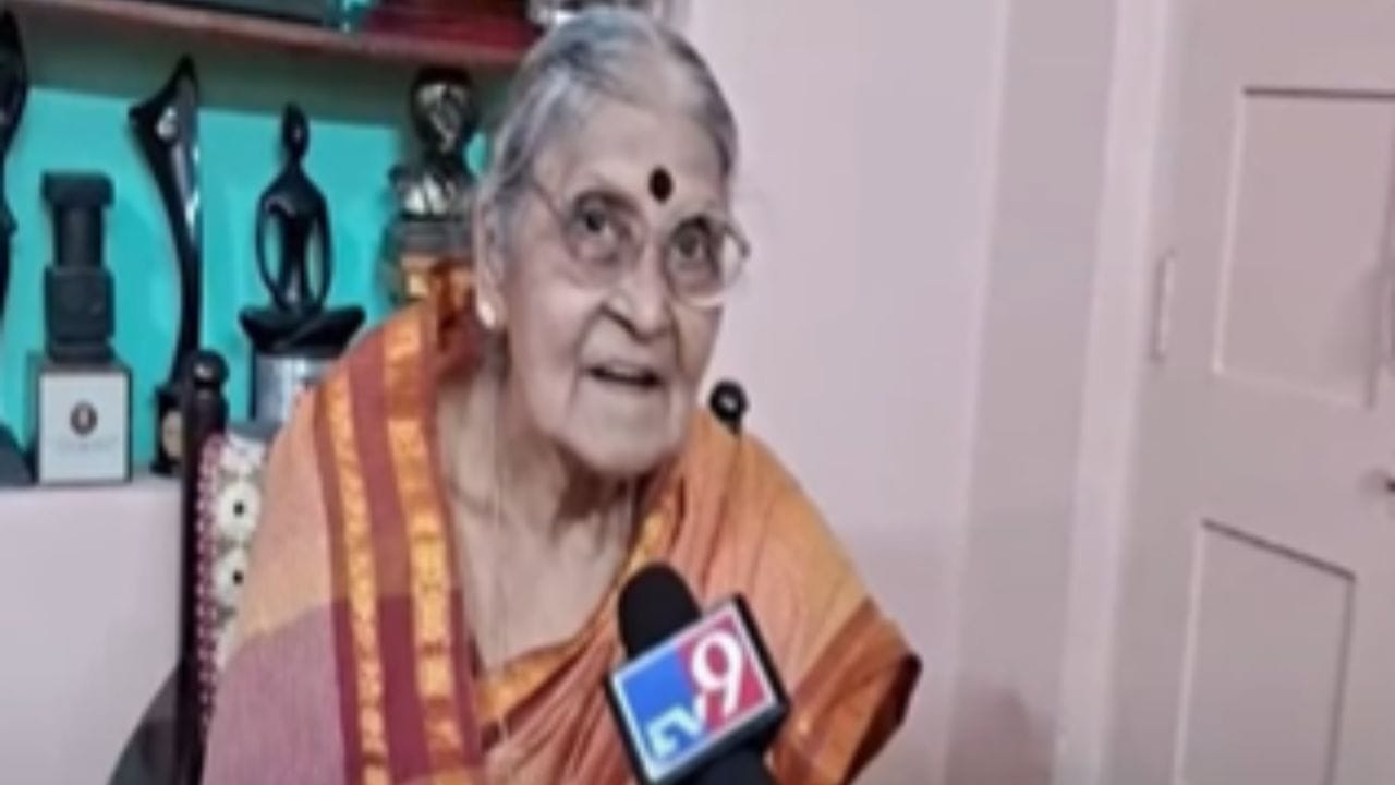 Tara Bhawalkar : कमी वयात विद्यार्थ्यांवर 3 भाषा लादू नका - तारा भवाळकर ...
