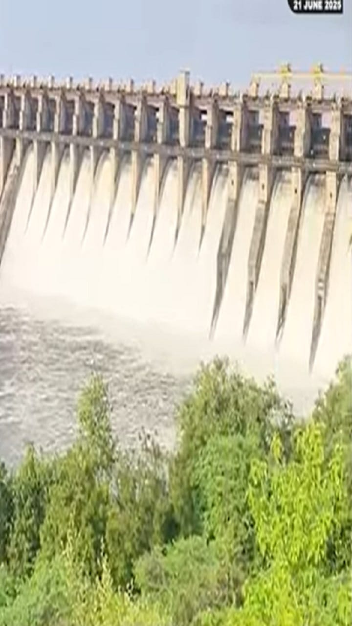 उजनी धरणातून भीमा नदीत 21 हजार क्युसेकनं विसर्ग 21 thousand cusecs ...