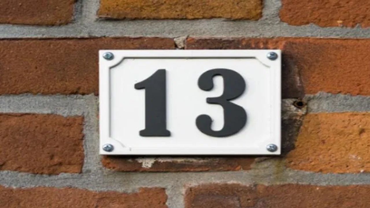 13 नंबर खरंच अशुभ असतो का? अनेक इमारतींमध्ये का नसतो हा मजला, जाणून ...