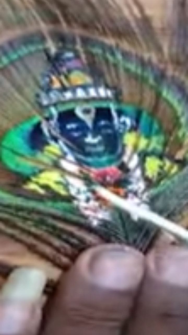 मोराच्या पिसावर विठुरायाचे चित्र रेखाटलं... Jalgaon painter Sunil ...