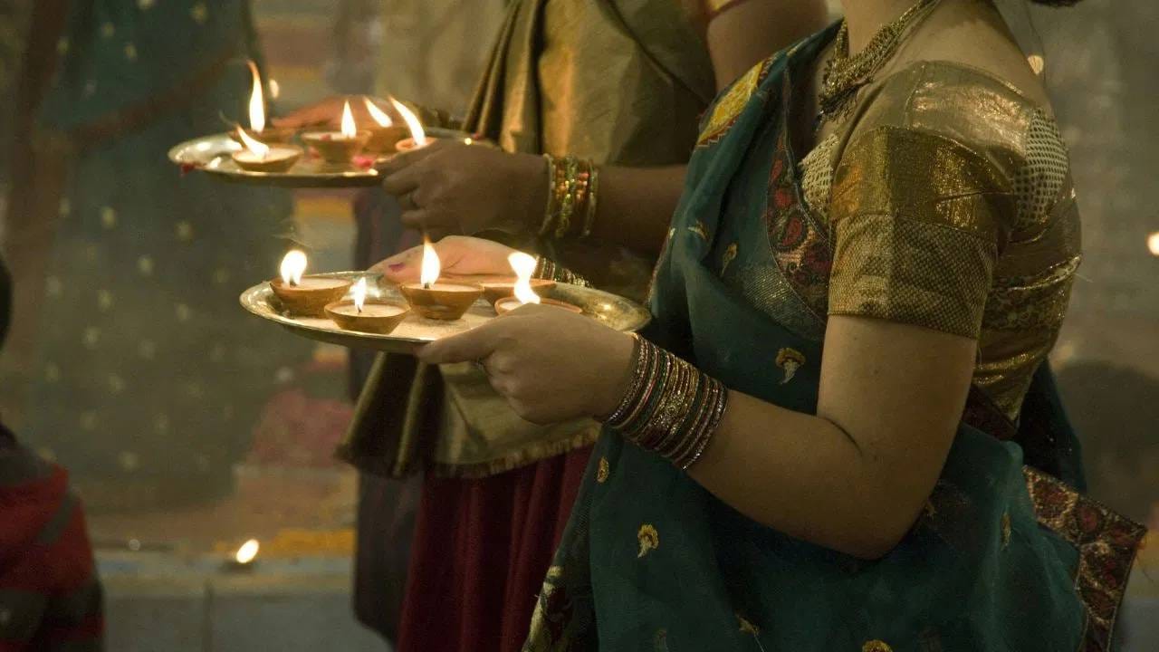 आरतीमध्ये दिशा, दिवा आणि सूर का महत्त्वाचे असतात? जाणून घ्या ...