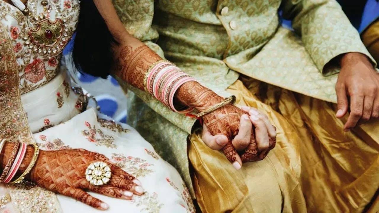 लग्न लागताच नववधूने केलं असं कांड... पतीने डोक्यावरच मारला हात ...