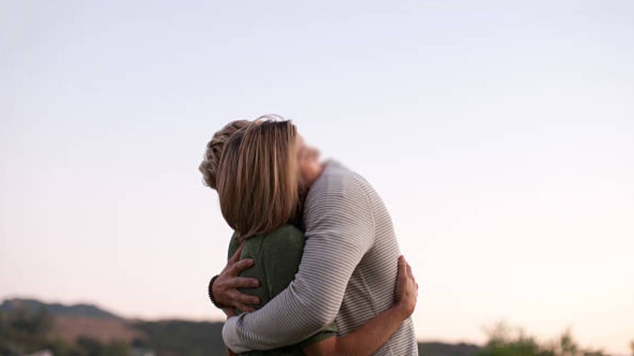 Man Mums : फक्त 5 मिनिटांच्या मिठीसाठी 600 रुपये ! या झप्पीची कहाणी काय ...