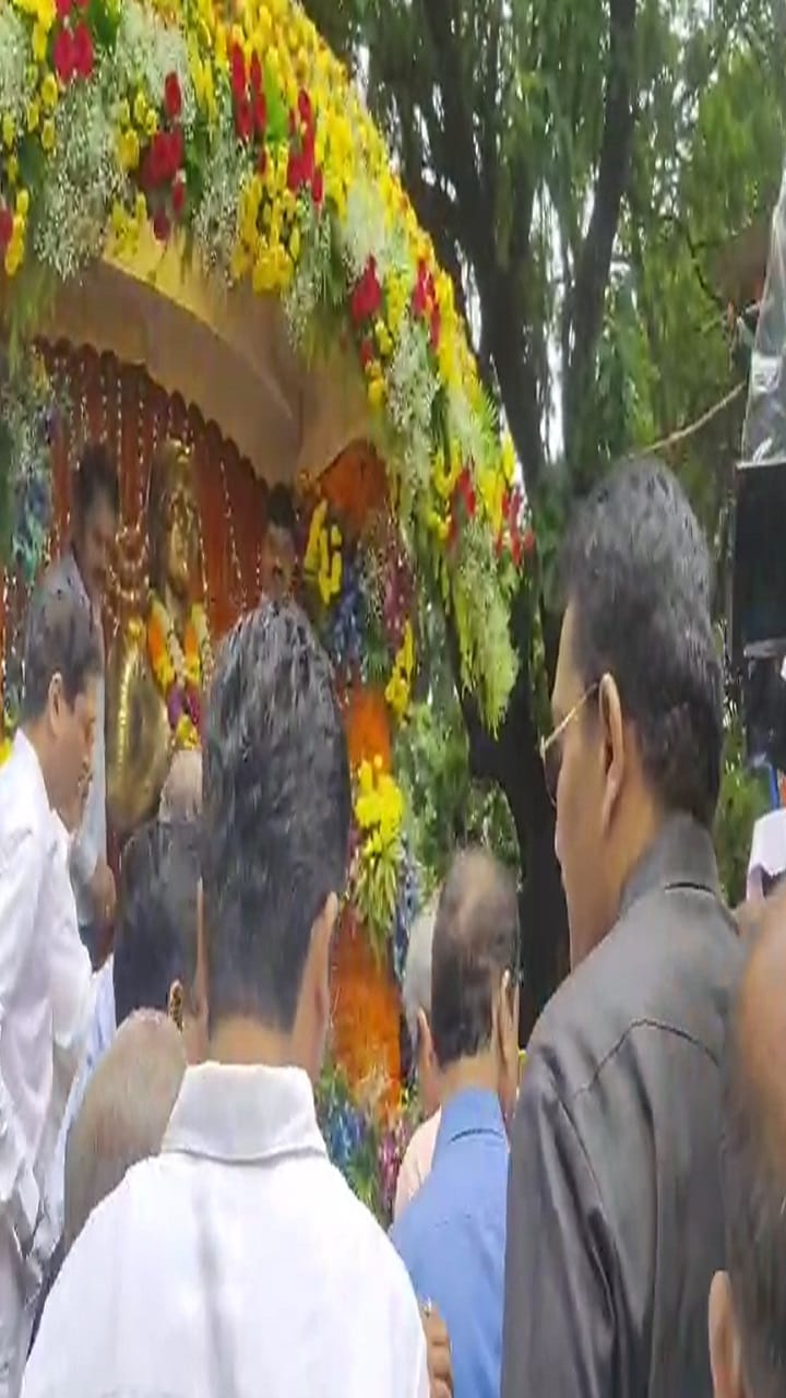 शिवसेना पक्ष प्रमुख उद्धव ठाकरे यांच्याकडून माँसाहेब मीनाताई ठाकरे ...