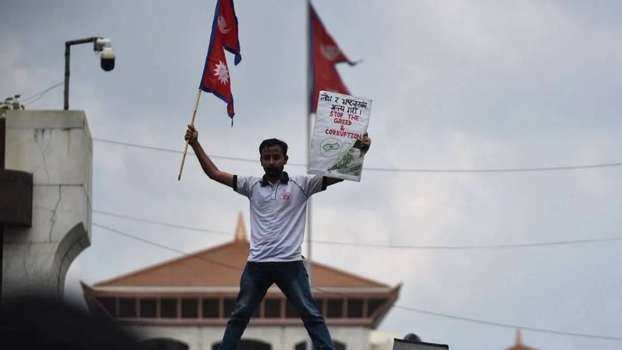 Neapl Violence : नेपाळच्या रस्त्यावर सायरन, गोळीबार या संकटाला ...