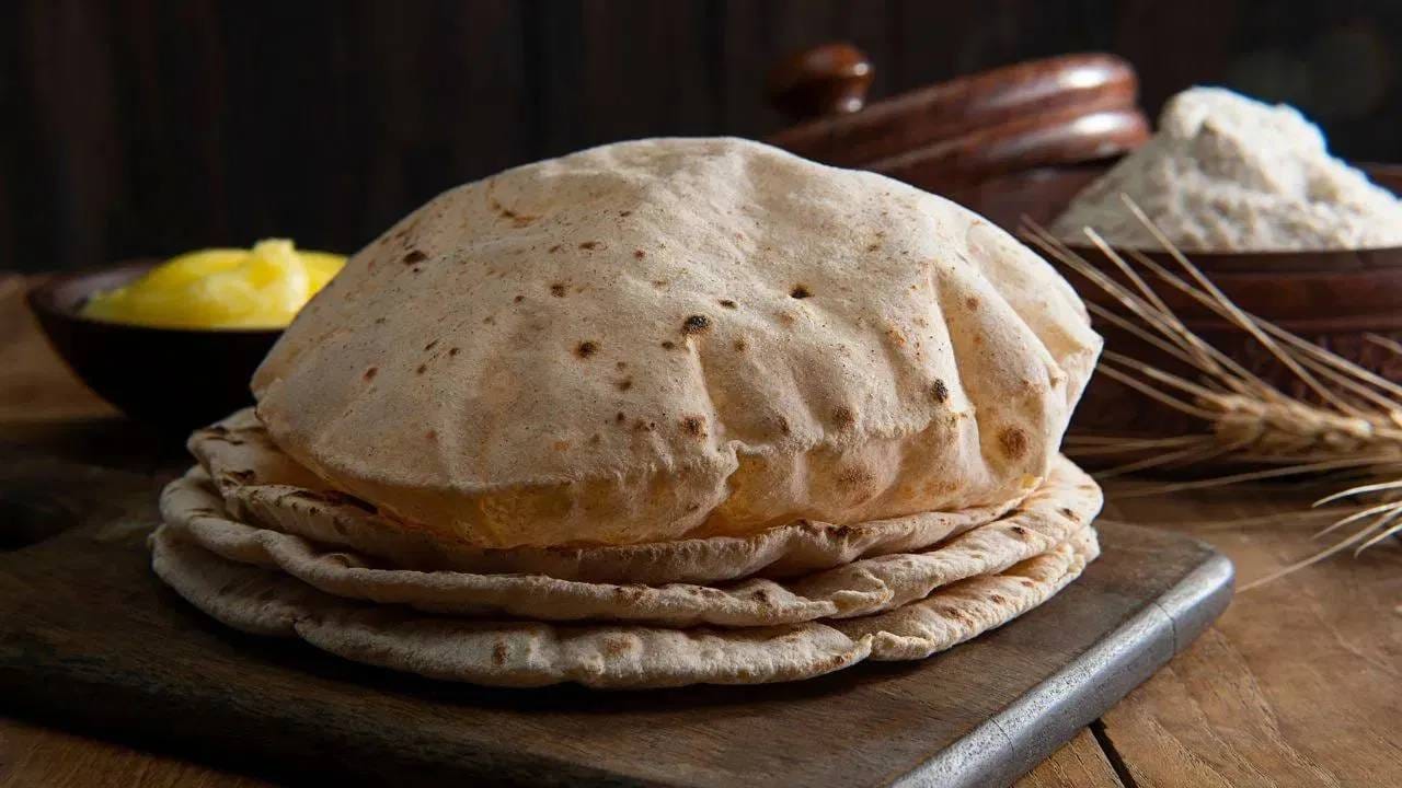 How to keep Roti Soft : काहीही केलं तरी पोळ्या होतात वातड ? या उपायांनी नक्की राहतील मऊसूत ...