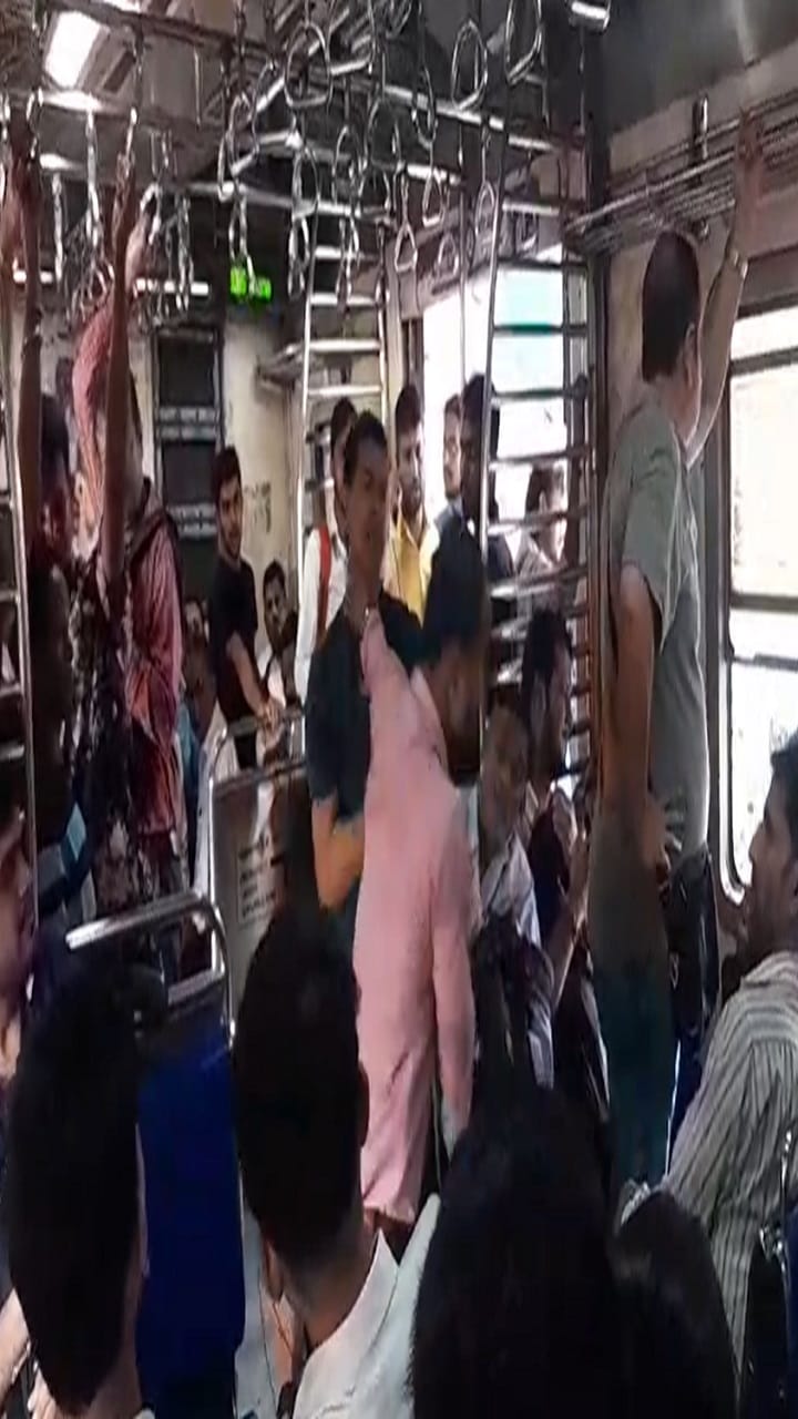 मुंबई लोकलमध्ये हाणामारी, सीटसाठी लगावली एकमेकांच्या कानशिलात mumbai ...