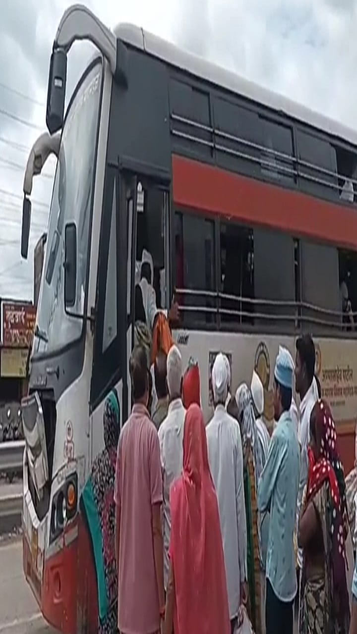 सिरसाळा येथे बस स्थानक उभारण्याची प्रवाशांची मागणी Passengers demand ...
