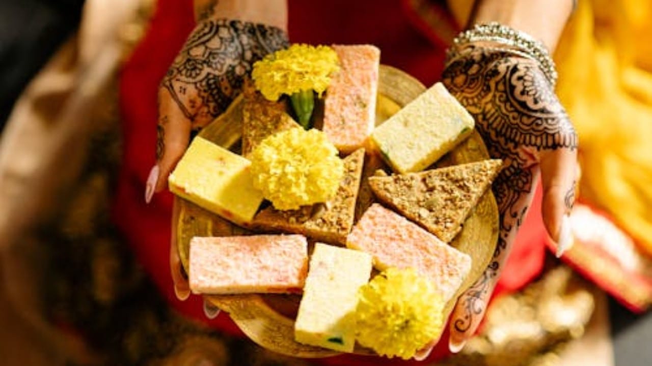 गुलाबजाम ते काजू कतली... कोणत्या मिठाईत कशा पद्धतीने होते भेसळ ...