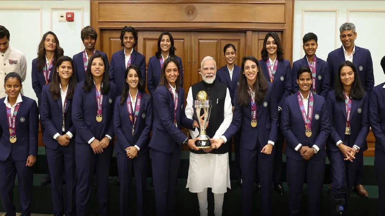 PM Modi Meets Team India : पीएम मोदी महिला संघाला भेटले, पण ICC वर्ल्ड ...