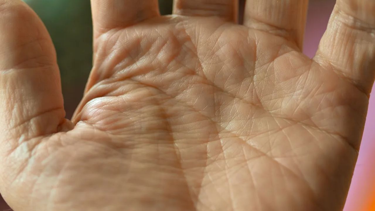 Palmistry: लगेच हात तपासा! तुमच्या हातावर 'हे' चिन्ह असेल तर एका ...