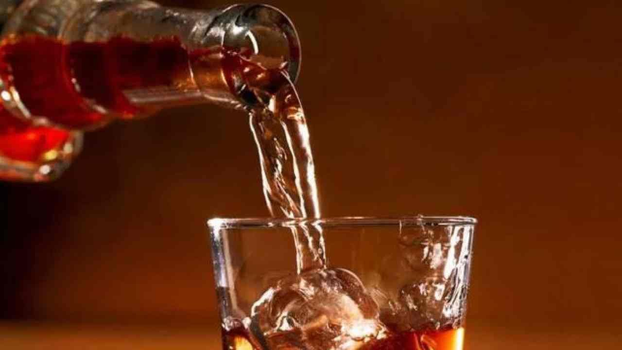 बिअर आणि व्हिस्की मिक्स केल्याने डबल नशा चढते? वाचा नेमकं सत्य काय - Marathi News | Mixing beer ...