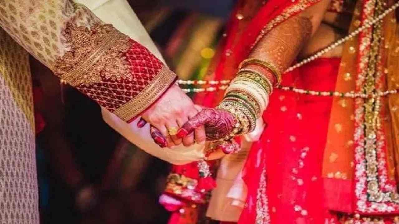 नवरीचा अपघात झाला, वराने थेट हॉस्पिटलमध्ये जाऊन लग्न केलं, आगळ्या ...