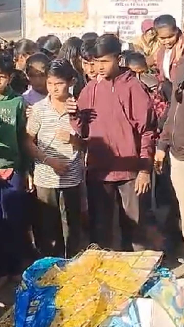 पतंगाची होळी खेळत घेतली अनोखी शपथ Dhule Students Burn Kites and Take ...