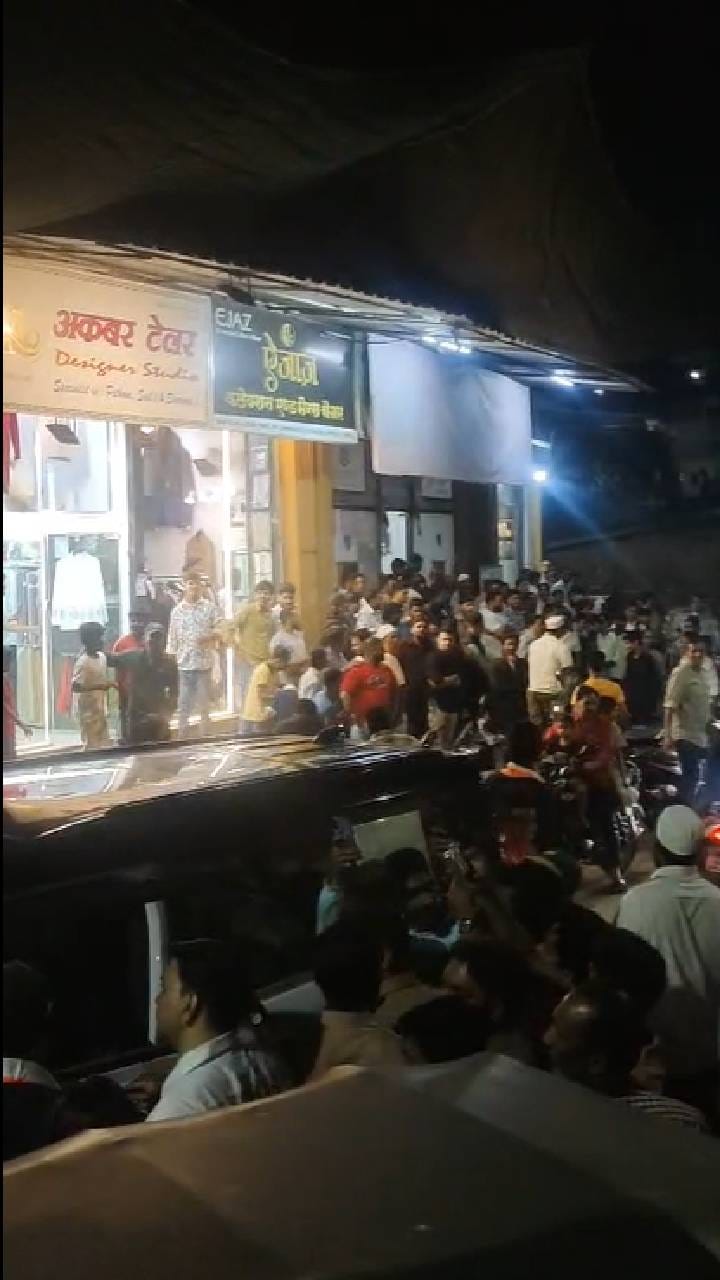 जितेंद्र आव्हाडांसमोर नजीब मुल्लाच्या कार्यकर्त्यांची घोषणाबाजी ...