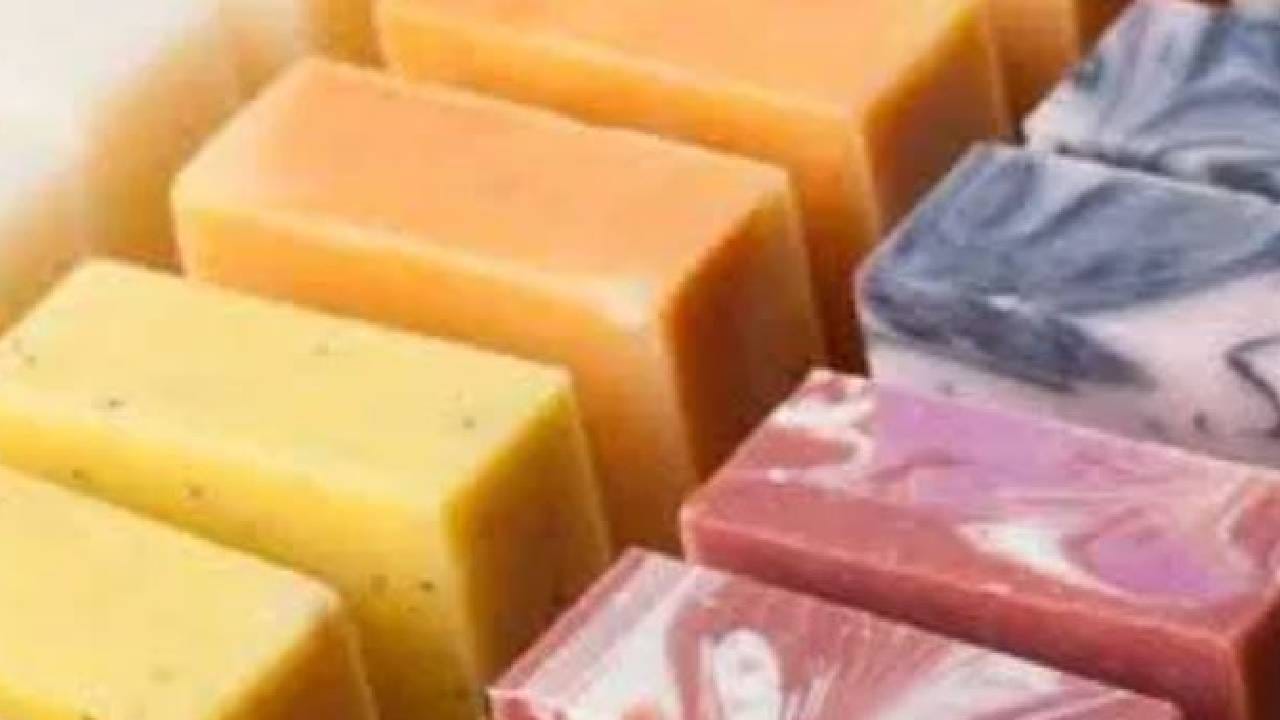 घरच्या घरीच असा तयार करा भांडी घासण्याचा साबण, भांडी एकदम चमकायलाच ...