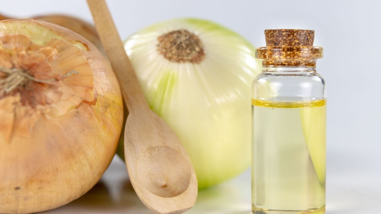 केसगळतीच्या समस्या कशा उद्भवतात? जाणून घ्या Onion oil आणि Rosemary Oil ...